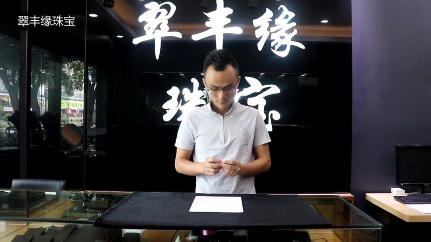 粉丝的钻石戒指寄到小黄手上,按要求设计改款,粉丝更喜欢了