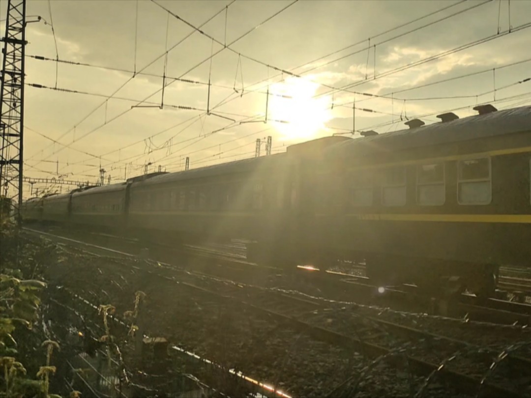 雨后转晴,夕阳西下,T128(东莞东-成都西)次列车快速通过赣州东附近