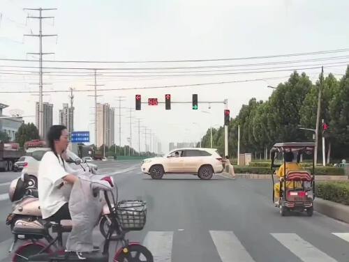 推着汽车走该走哪个道?