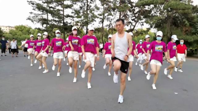 鬼步舞《众人划桨开大船》经典歌曲动感舞步,好听好看又好学