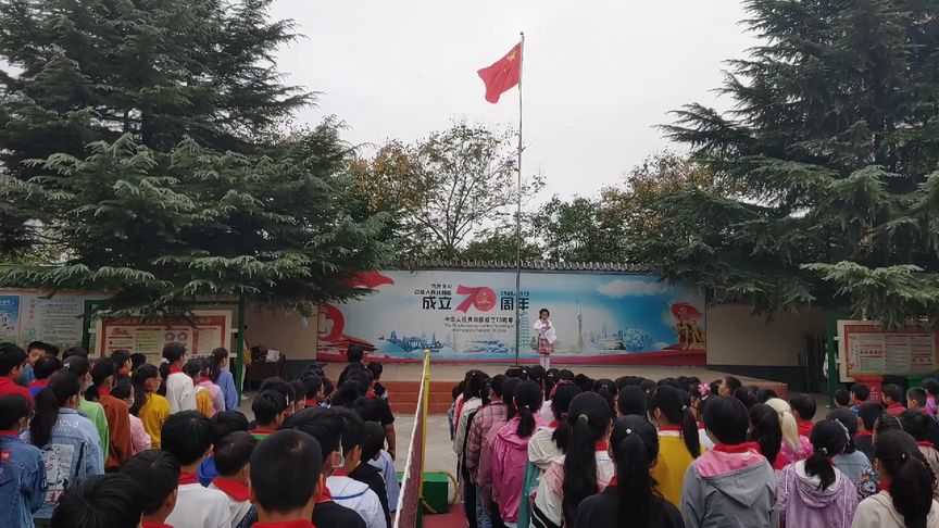升国旗奏国歌,少先队员行队礼,这是小学生献给祖国生日的礼物