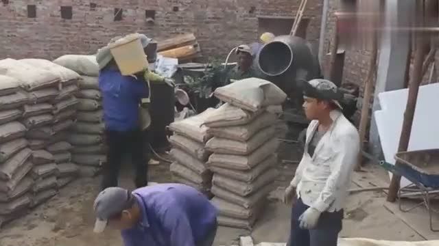 带大家见识一下农村盖房子现浇房顶,有些地方居然中午还管饭!