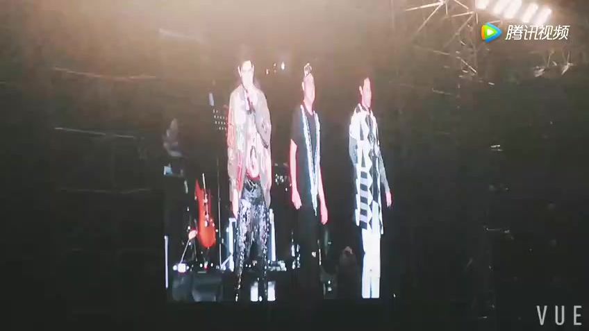 周杰伦西安演唱会为护歌迷怒斥保安