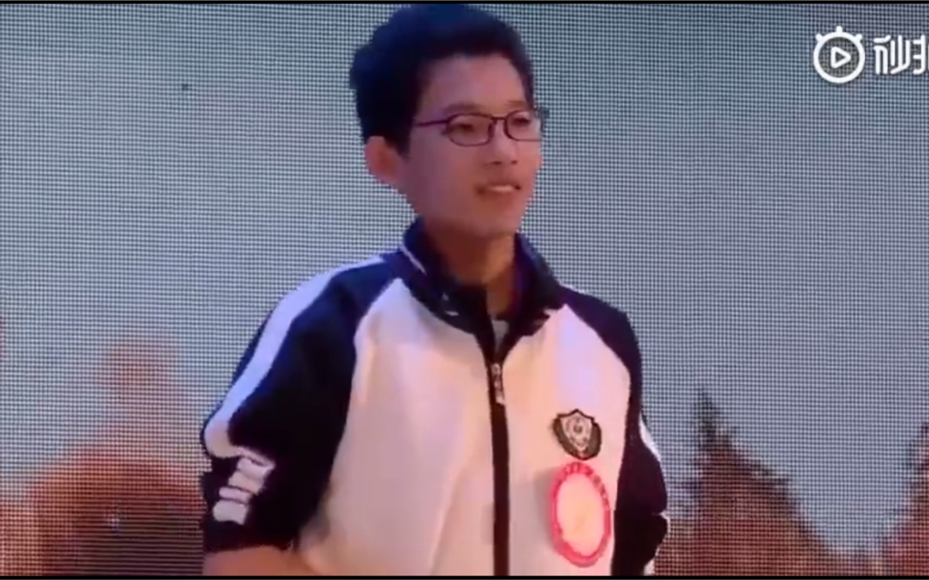 都是十年寒窗 又怎可甘拜下风 【张锡峰回初中母校激励学弟学妹 】(...