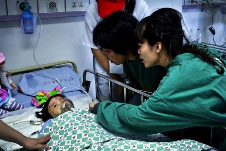 11年温州动车事故里,失去父母的3岁女孩小伊伊,如今过得怎样