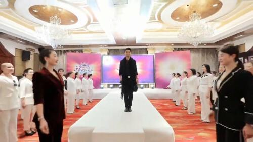 这模特步,步伐霸气十足,气质拿捏得相当到位!