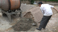 自来水井要用砖砌起来,老爸先打底抹沙灰,凝固好才能砌砖头