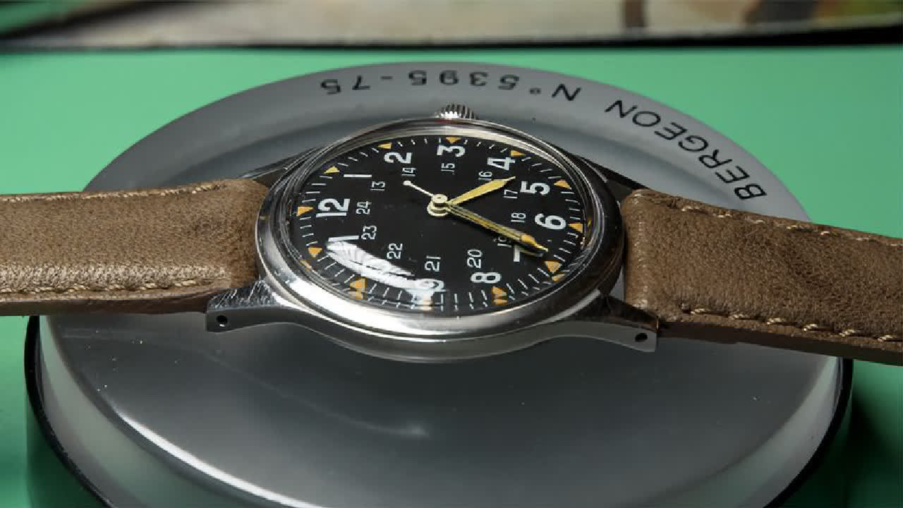 老丈人的一块越南时期的军用手表,被我拿出来拆卸,他看得直跺脚