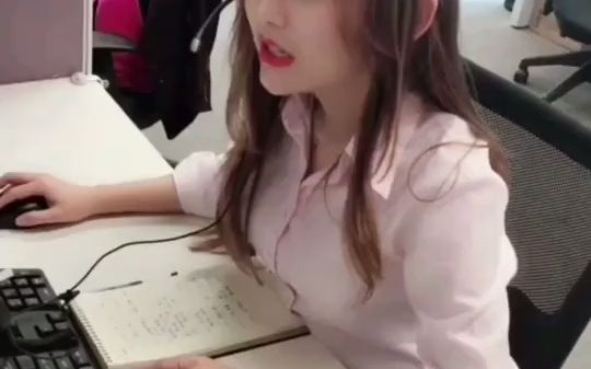 银行客服部新来了个实习生妹子,第一天接电话,她竟然。唱起了歌。