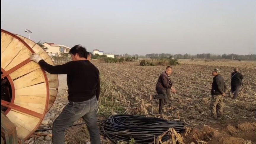 农村井上架埋千米电缆线,线粗距离远15人拉着真费劲,你咋看