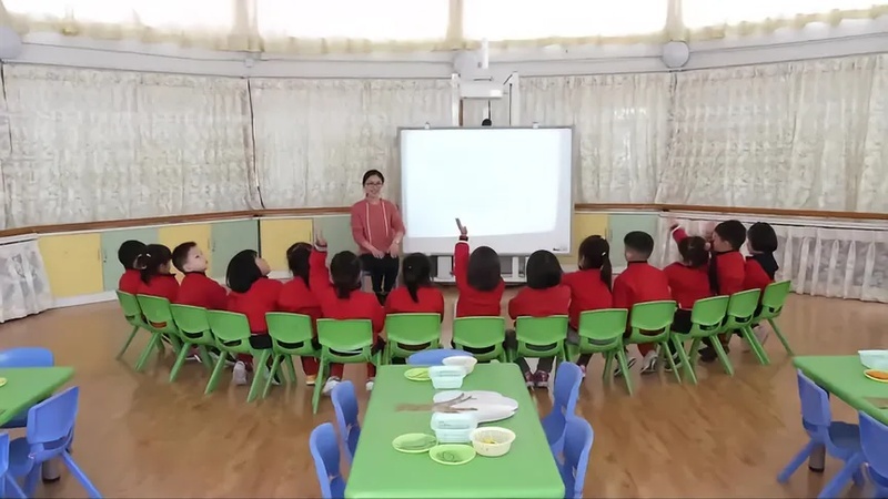 小班美术《小鸟回家》 记录幼儿园的点点滴滴 课堂随拍