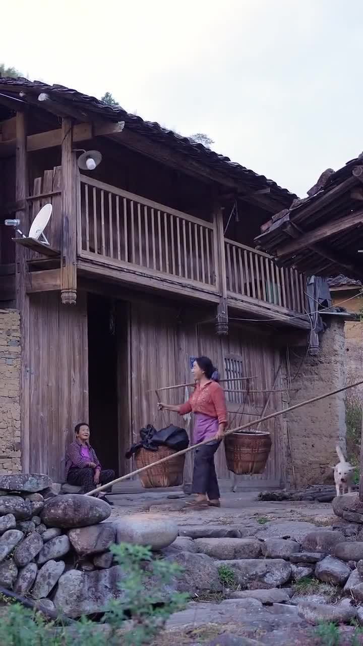 在凡俗的烟火里,泡一盏桂花红茶,不慌不忙,在一片繁香中,不觉回望,是...