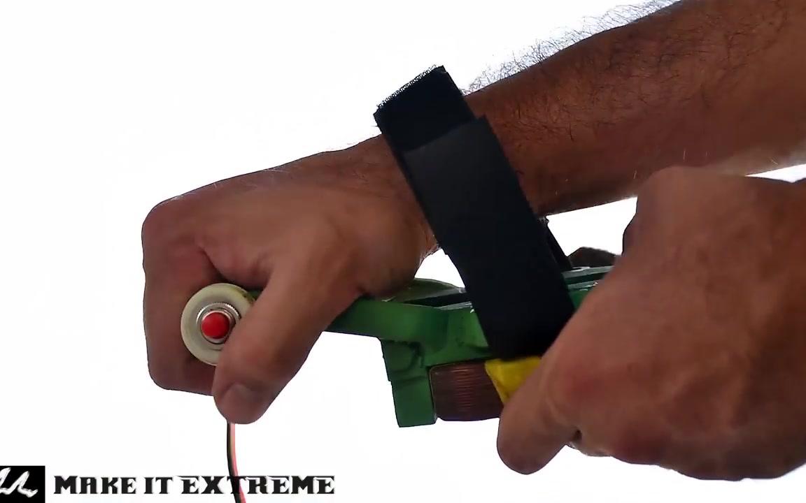 自制一个电磁铁攀登器攀登两层小楼