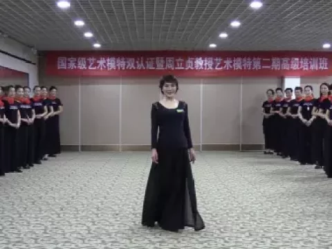 【周立贞教授旗袍台步示范+转身组合】