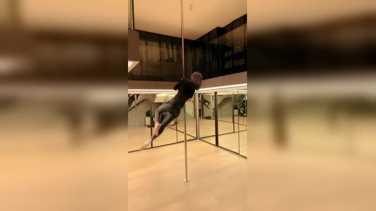 美女真是厉害,钢管舞跳得不错,值得点赞!