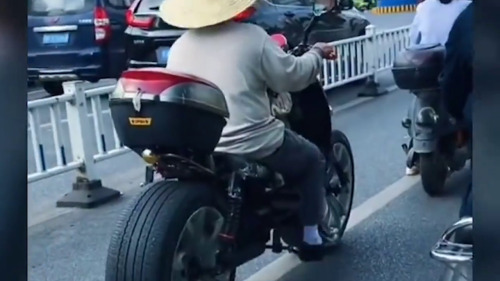 大爷豪横改装电动车,这咋开起来这么费劲呢