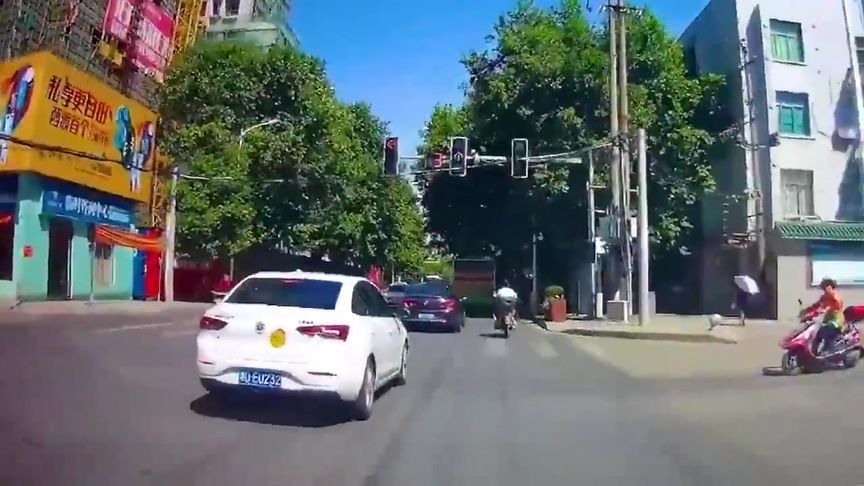 行车记录仪实拍:看到前车贴着实习,自觉地保持了车距!