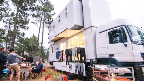 牛人把奔驰改装成房车,双层移动式旅馆,一晚700你住吗