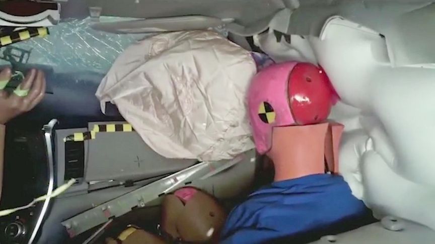 价高皮薄,丰田塞纳碰撞测试,车身溃缩严重副驾侧已凉