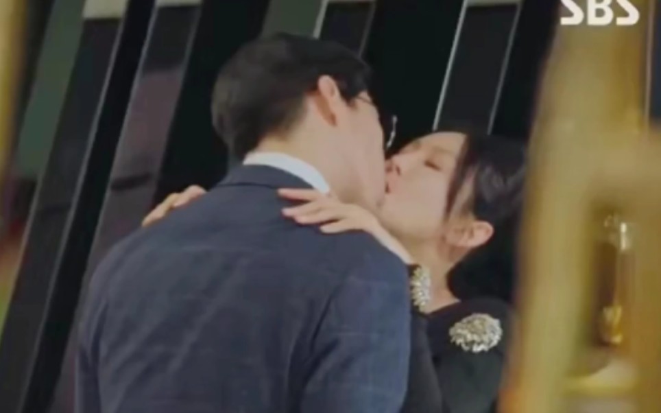 【顶楼】老公小三顶楼约会接吻偷情吻戏舌吻