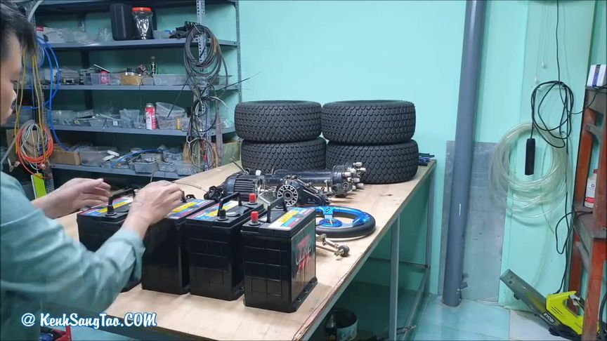 高人在家自制电动汽车,四驱电动全地形车,技术高超