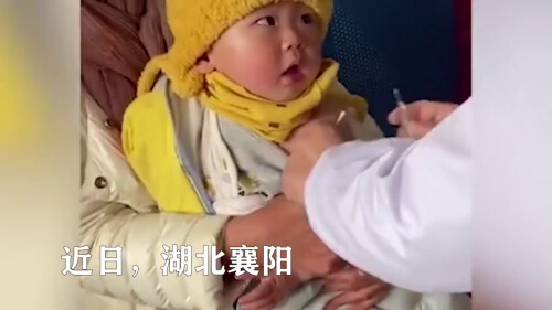 萌化了!萌娃打针秒变表情包,网友:哈哈,第一次遭受社会毒打