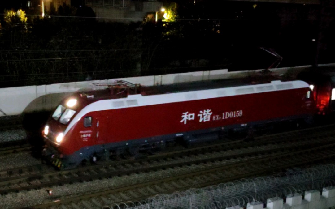 HXD1D-0150牵引T110次列车通过