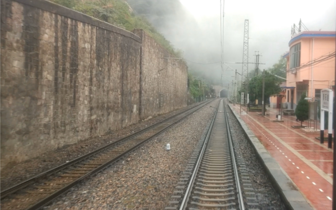 【列尾视角】醉美宝成线—K245次青石崖站隧道内会让K1364次通过...