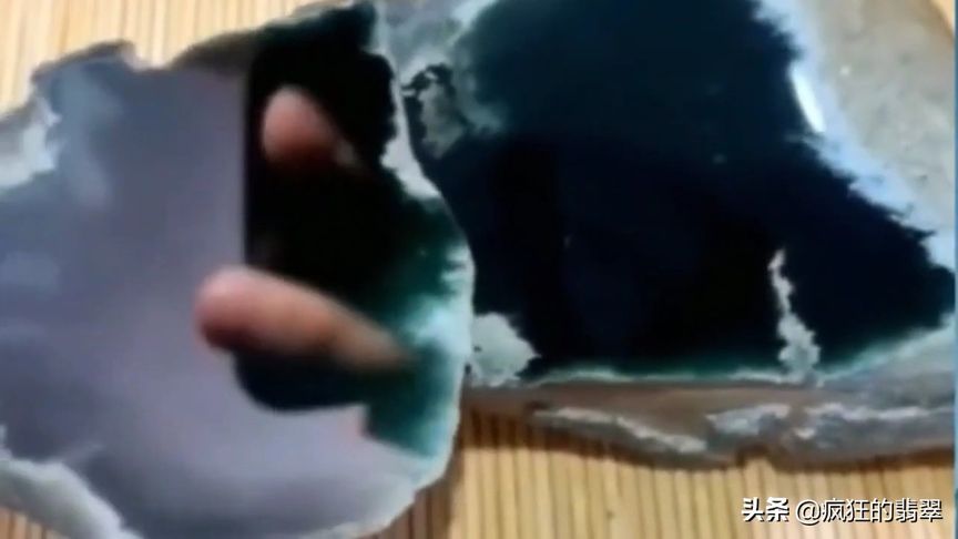 玻璃种翡翠原石,切开一面镜子,太美了!