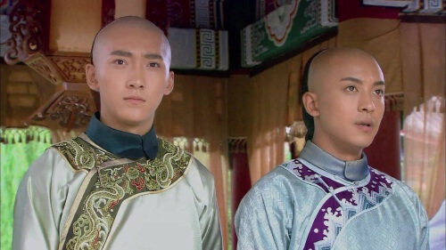 塞娅和小燕子交手,鞭子缠在一起战况激烈