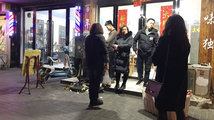 两分钟餐饮服务视频案例:这家餐厅如此服务顾客,你怎么看?