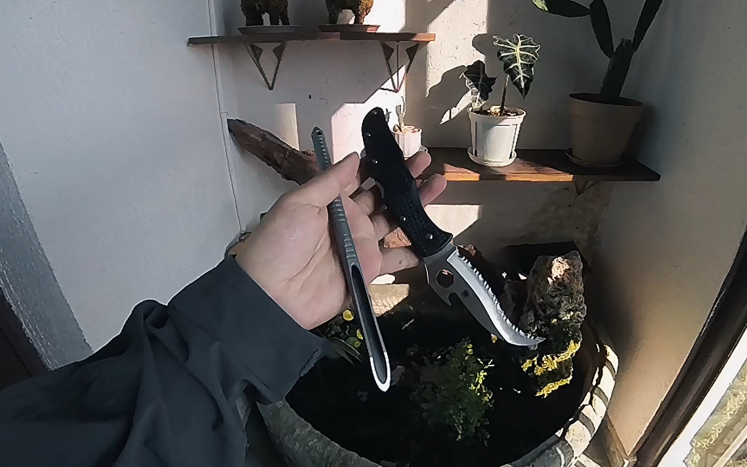 分享两把非常极端的短刀,顺带附送两招很刑的小招式