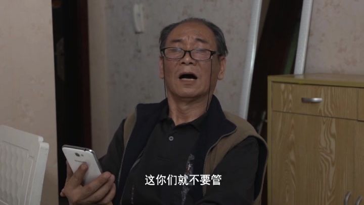 老爸在微信群给儿子们发美女照片原来别有用意