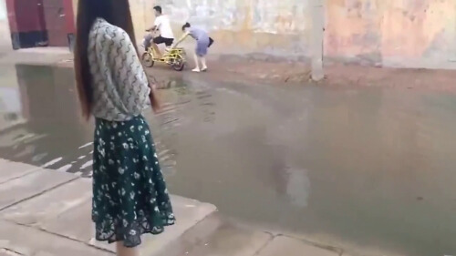 四轮车没干过两轮的,小伙的电动车成暴雨后的“摆渡车”!