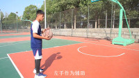 动作示范:双手投篮简单教学~!