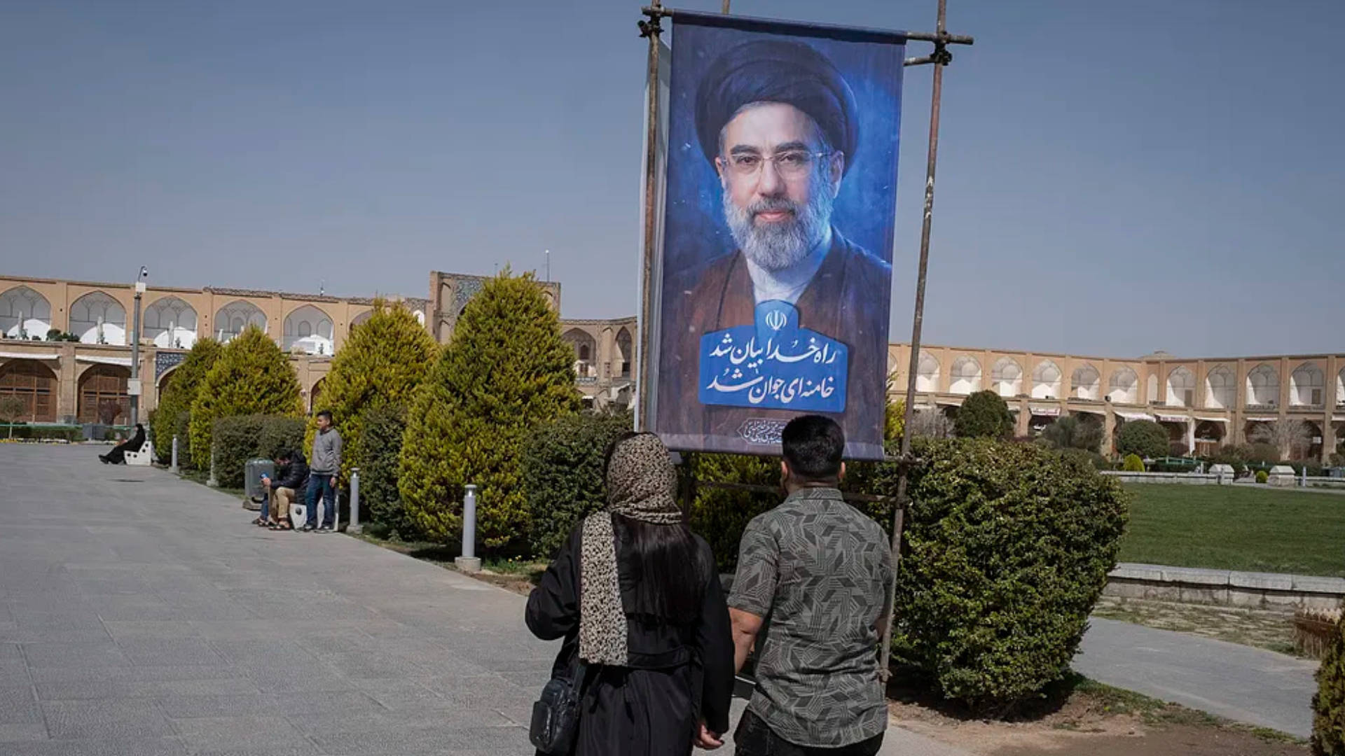 死亡威胁中,受伤的伊朗最高领袖"亮相"了