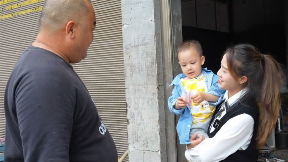 家里堆了半年的纸箱,收拾出来一大车,拉去卖了给娃儿买玩具