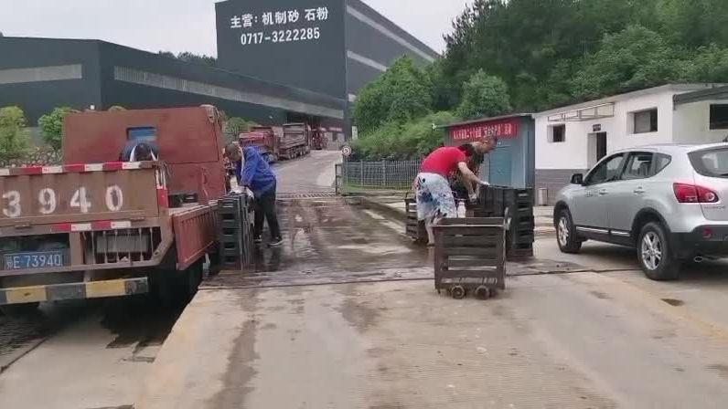 亿江建材120t电子汽车衡标准砝码检定中…[调皮][调皮][调皮]