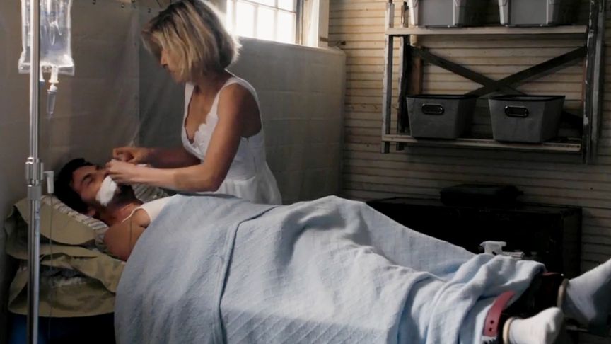 男人一觉醒来被绑在手术台上,任由女人折磨,过程简直生不如死