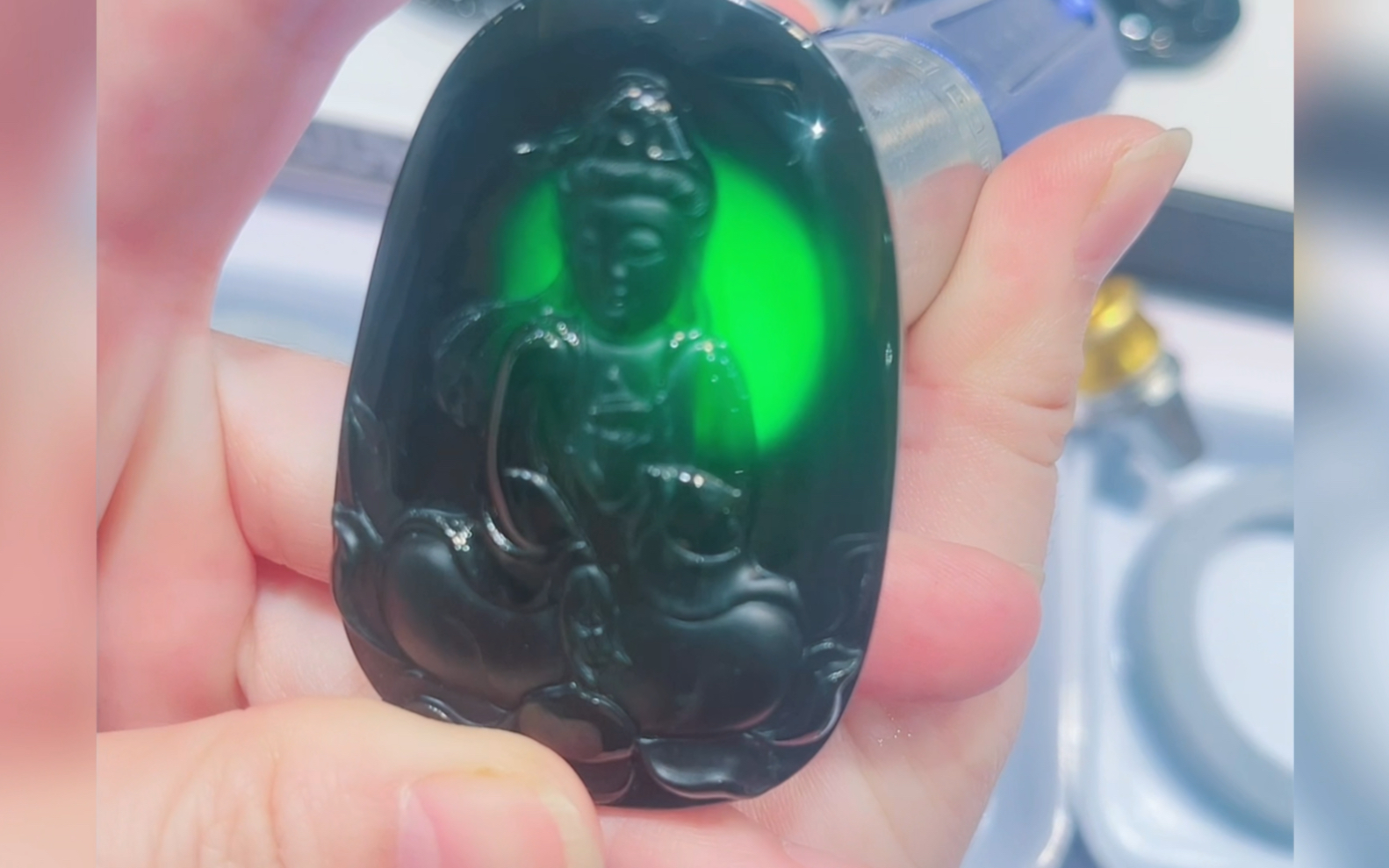 墨翠,黑武士,色泽浓黑,打灯透绿,肉质细腻,沉稳内敛,超有质感!