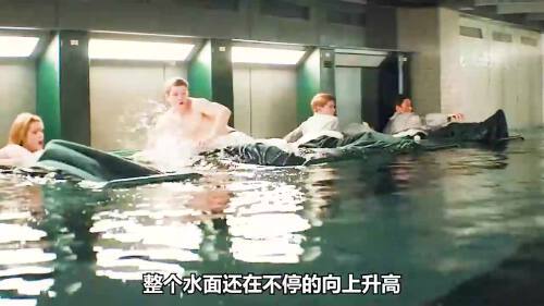 男人一觉醒来却发现,自己的床被水淹了,并且自己即将要被淹死!