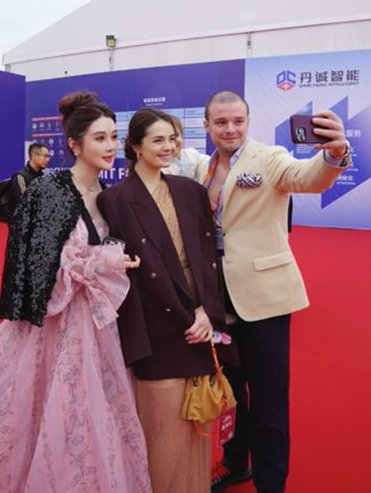 带弟弟妹妹来参加会议了,他们拍了很多照片发给老家的亲戚朋友,感叹:...