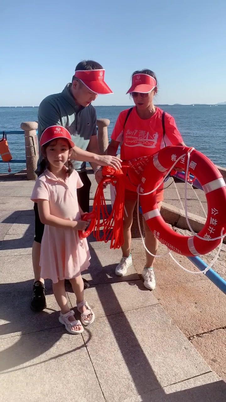 在青岛海边24日刚投放的救生圈 30米救生绳就被人拿走了,没有救生绳 ...