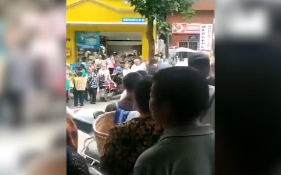 四川邻水一中学97名学生食物中毒 目击者:救护车都拉不完