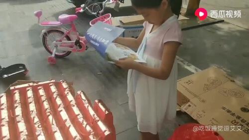 胆小的女孩突破自己上街发宣传单,遇到尴尬时妈妈这样引导!