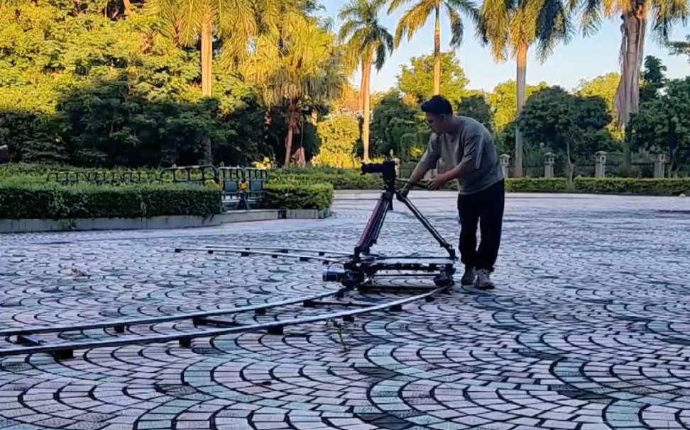 这个环绕运镜拍摄有点不太对劲啊?