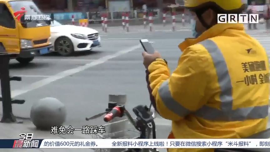 电动车装手机支架,驾驶员边骑车边玩手机,安全隐患多|今日最新闻