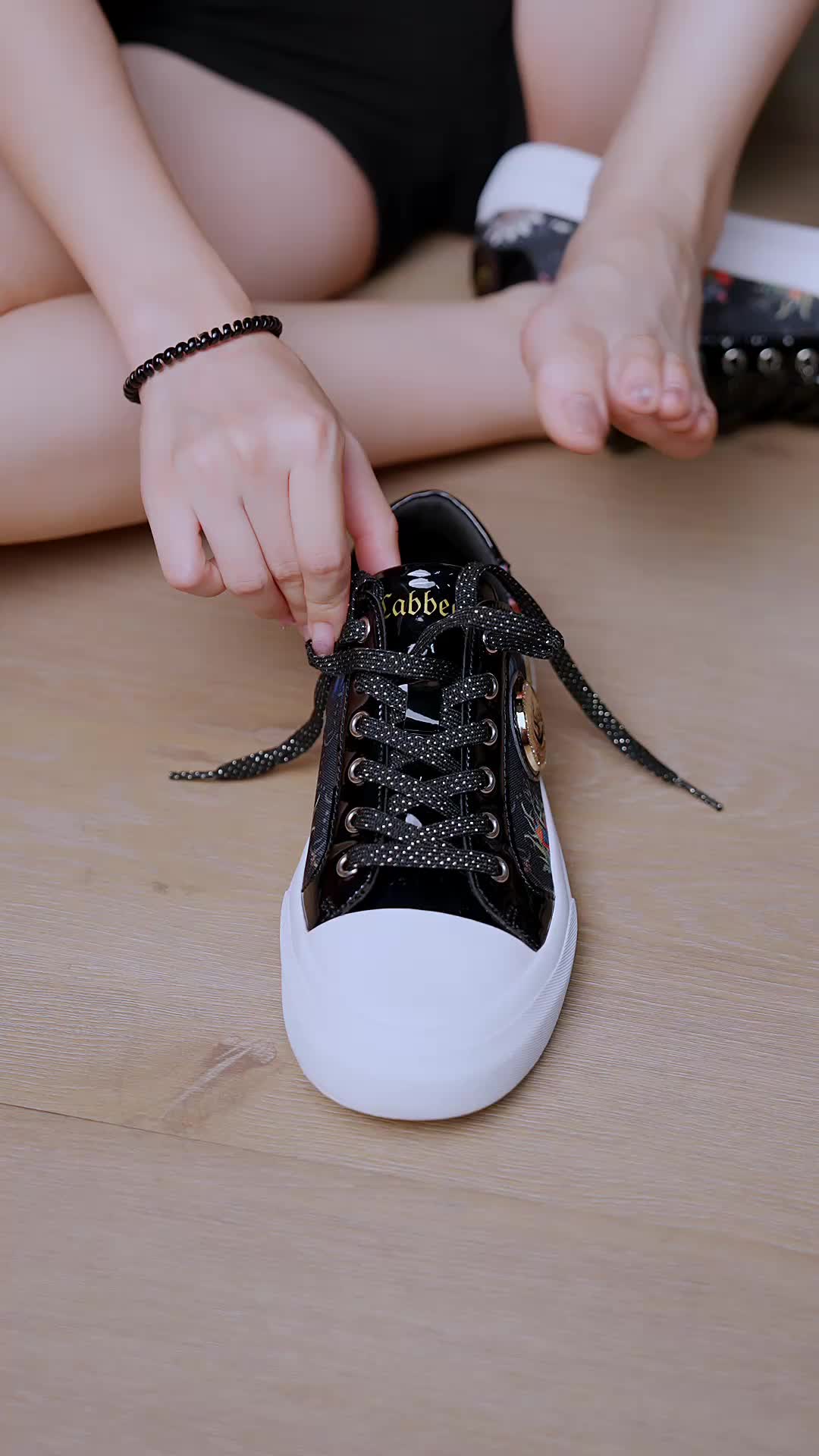 卡宾圆标镶钻印花休闲板鞋