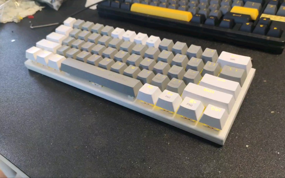 99包邮的E元素Z-11 61键便携键盘套筒热插拔拆解测评