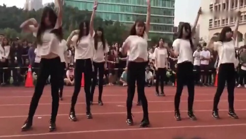 学校里表演舞蹈大赛,小姐姐一出场跳舞,真的太帅了!